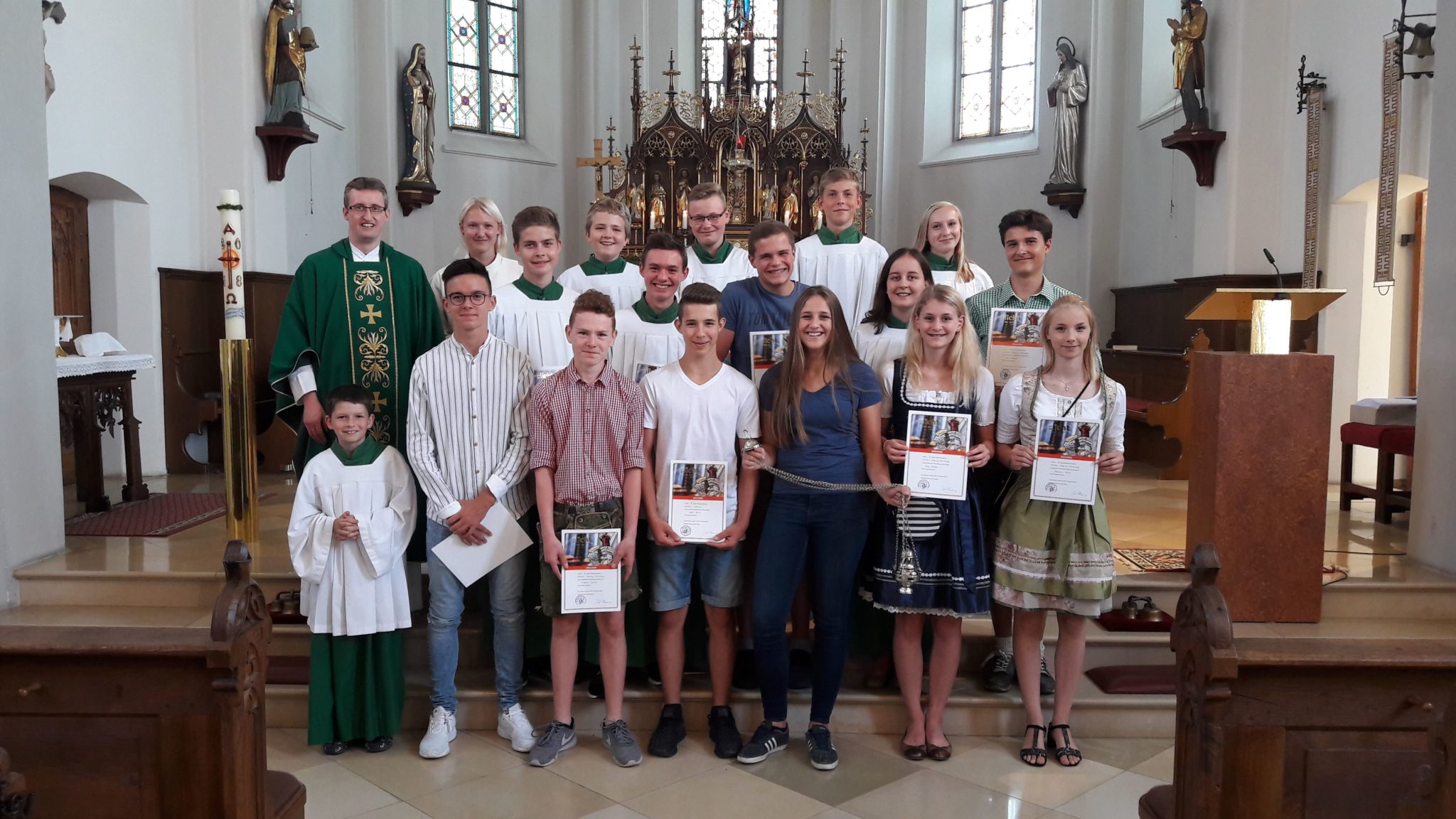 Pfarrei Ottering verabschiedet altgediente Ministranten • Pfarrei Ottering