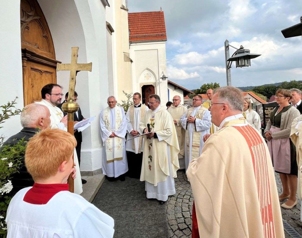 Feierliche Amtseinführung in Ottering: „Ich bin Ihr neuer Seelsorger“ • Pfarrei Ottering