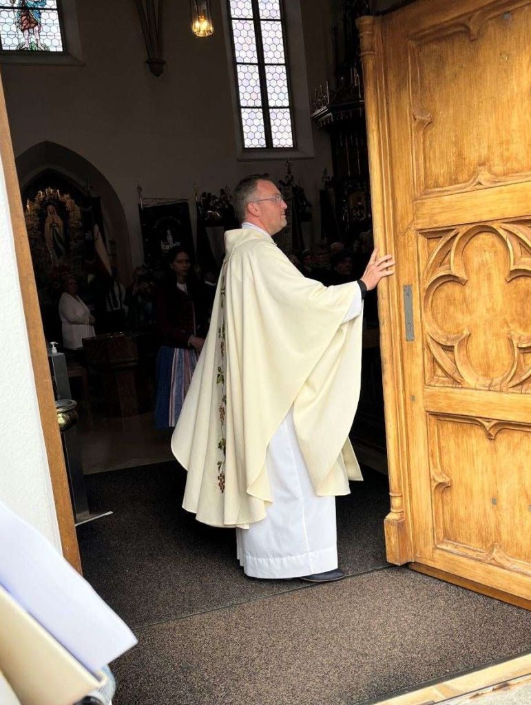 Feierliche Amtseinführung in Ottering: „Ich bin Ihr neuer Seelsorger“ • Pfarrei Ottering